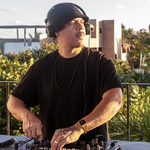 Hotmood - Magic Disco Chart on Traxsource