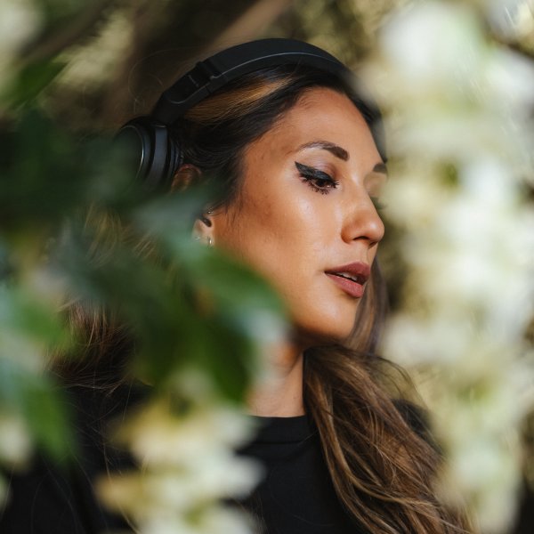 Manda Moor - Vibrant Chart on Traxsource